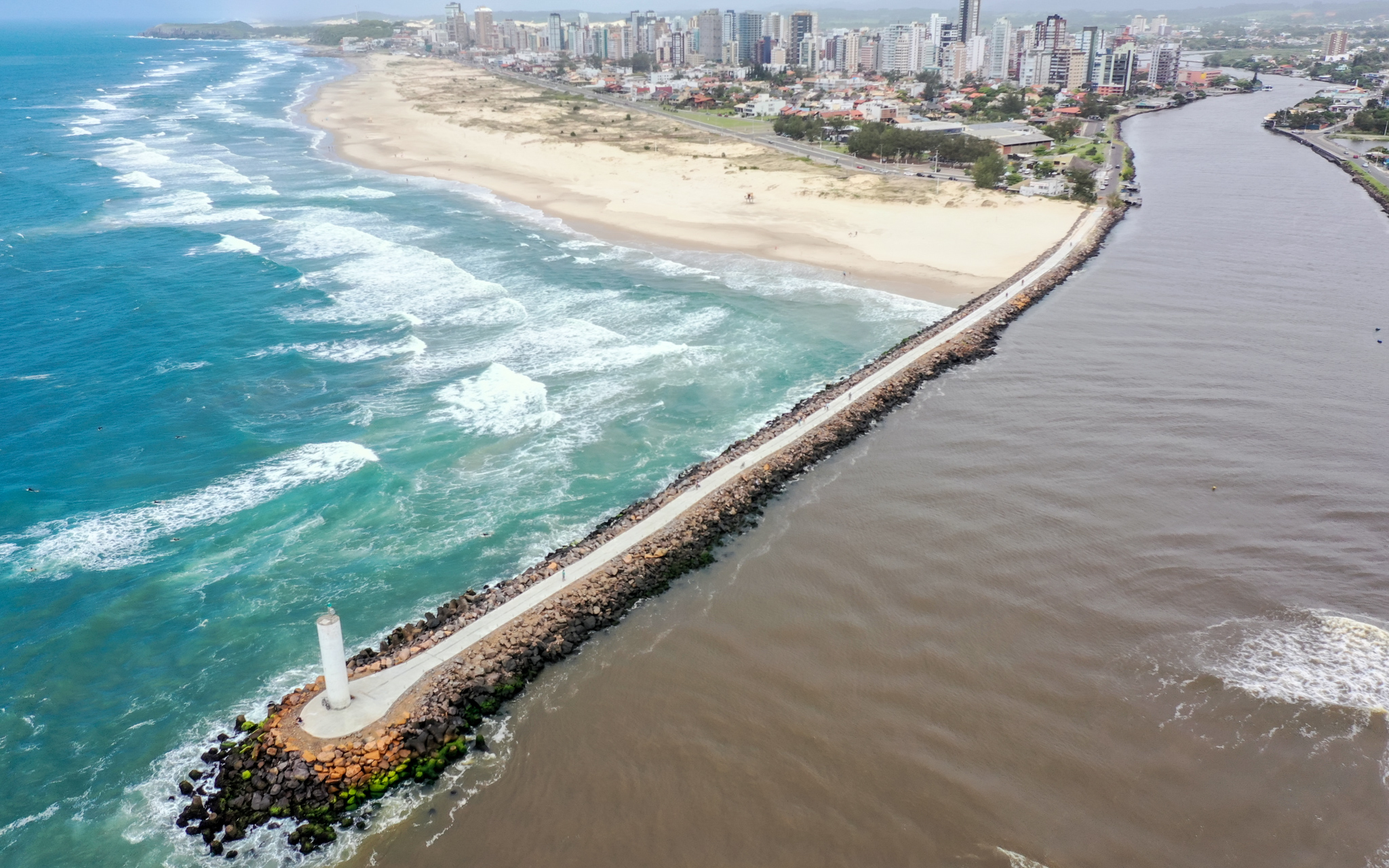 Praia dos Molhes: banho e surf no melhor do litoral gaúcho